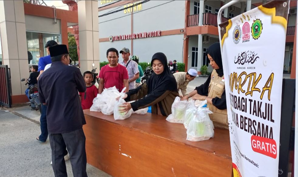 Kebersamaan di Bulan Suci: Mahasiswa UNRIKA Bagikan Takjil bagi ...